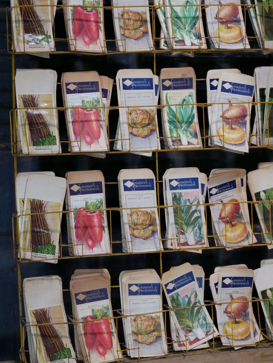 ancien presentoir a sachet de graines casier metal